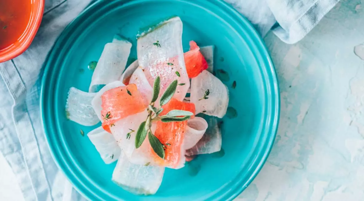 Kaydinta cuntada karinta ee foto lagu kariyo: salad leh qaraha iyo Dykon, tillaabada 4aad