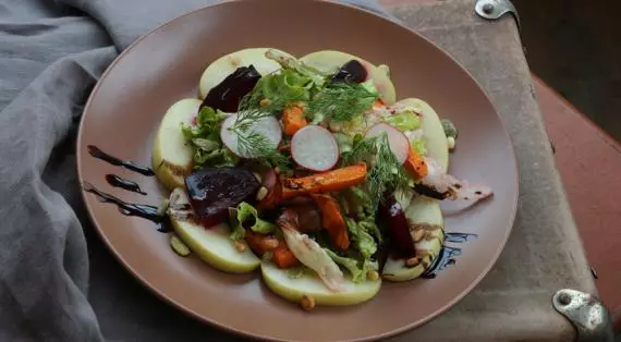 Salade met gebakken bieten en uroen appels, stapsgewijs recept met foto's