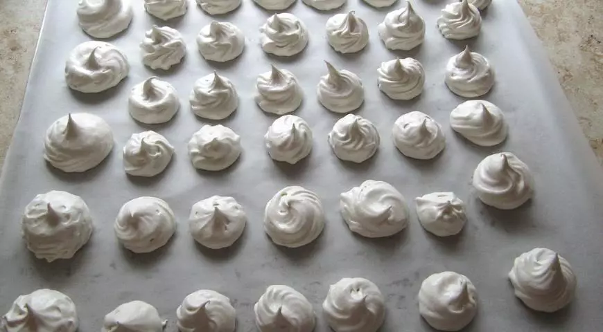 Kuoka meringue kwa keki Napoleon.