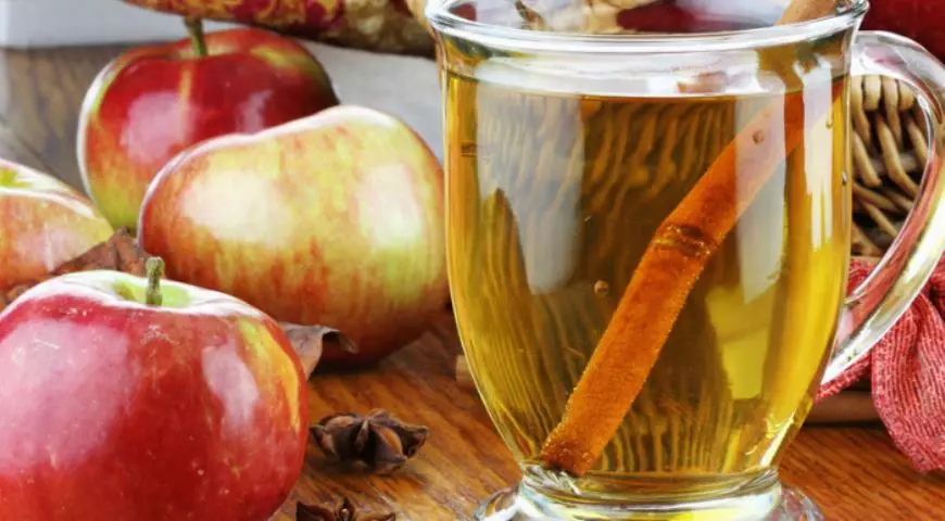 Tea with apples and cinnamon