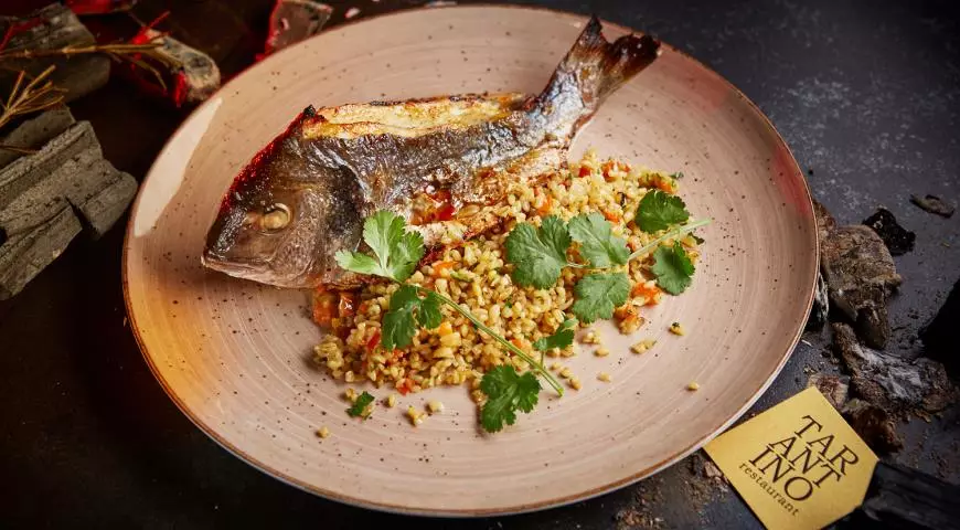 Dorado met geurige bulgur en Medovo Lyamov-sous