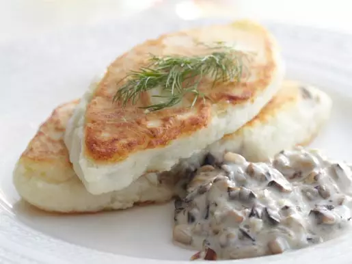 Kartoffelkort med champignonfyldning og champignon sauce