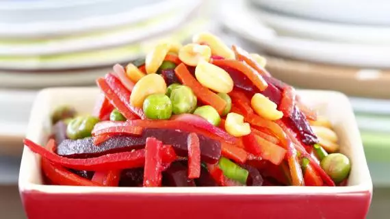 Salada quente de legumes jovens, receita passo a passo com fotos