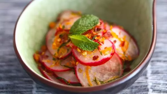 Radish salad, lakang nga lakang sa lakang nga adunay mga litrato