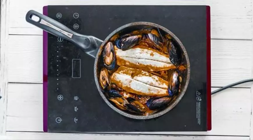Foto de stock Receta de cocina: perca con mejillones de mejillones, paso número 3