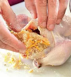 Foto der Vorbereitung des Rezepts: Hähnchen mit getrockneten Früchten gebacken, Schritt Nummer 2