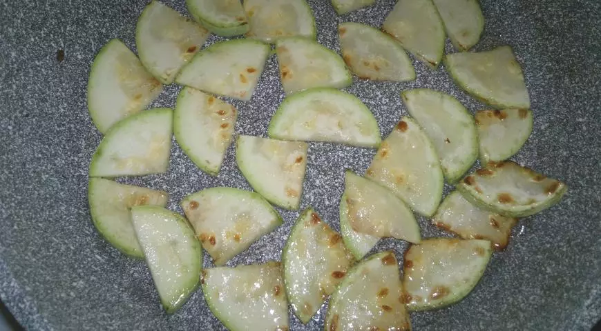 තොග බොටෝ ඉවුම් පිහුම්: හතු සහිත zucchini, පියවර 6