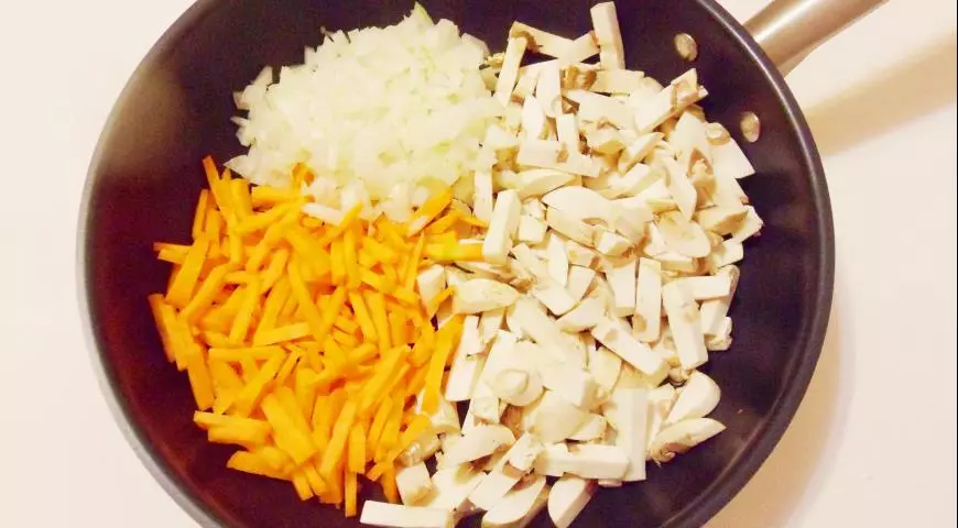 Fry hanyanisi, karoti uye mushrooms for tomleny soup