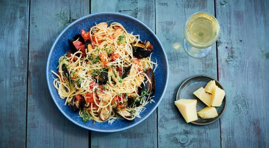 Spaghetti con mexillóns e tomates frescos