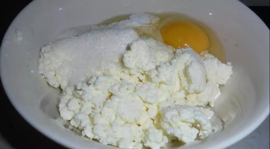 Para sa mga fillings ng kambing, cottage cheese kumonekta sa itlog, asukal at mantikilya, ihalo na rin