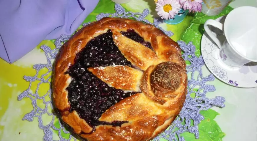 Cheesecake kun kapro cottage fromaĝo kaj blueberries bakas en la forno ĝis preteco