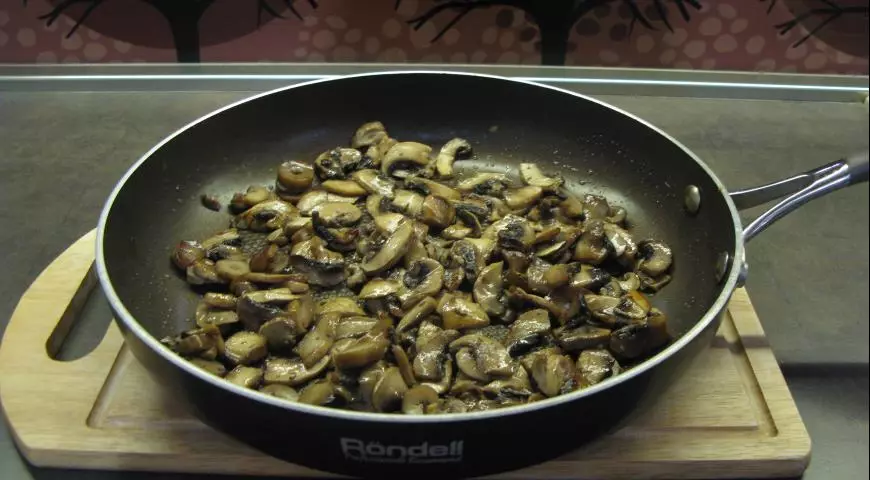 Champignons Fry feta në vaj vegjetal