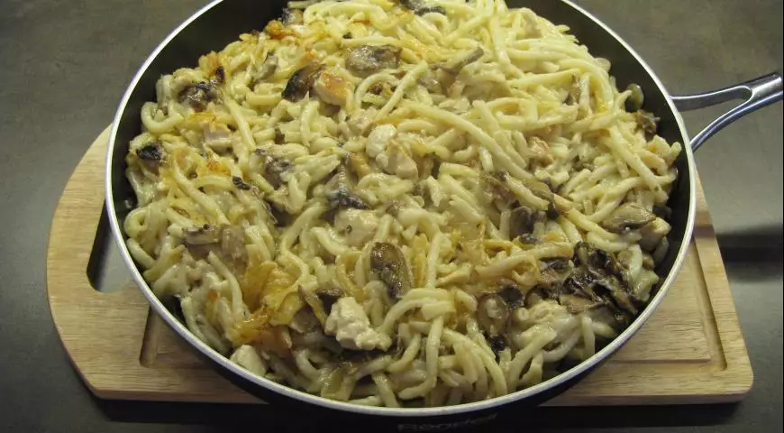 Ajouter aux spaghettis avec des champignons au poulet et à la crème