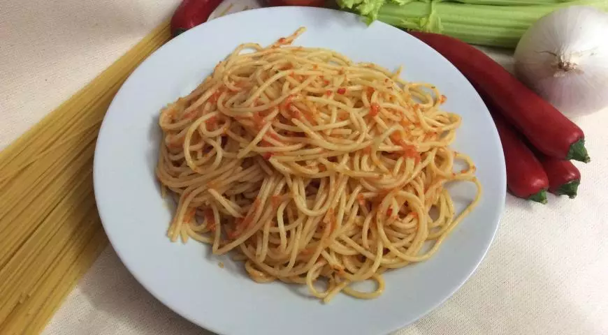 Spaghetti con salsa de pementa al horno