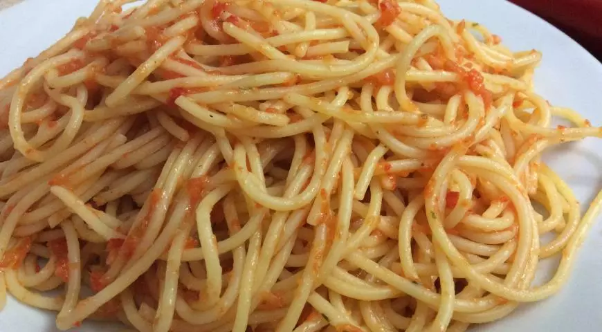 Forbereder spaghetti med bakt pepper saus