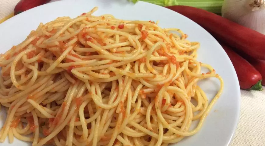 Spaghetti med bagt peber sauce klar til foder