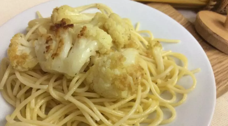 Cocinar espaguetis con coliflor al horno.