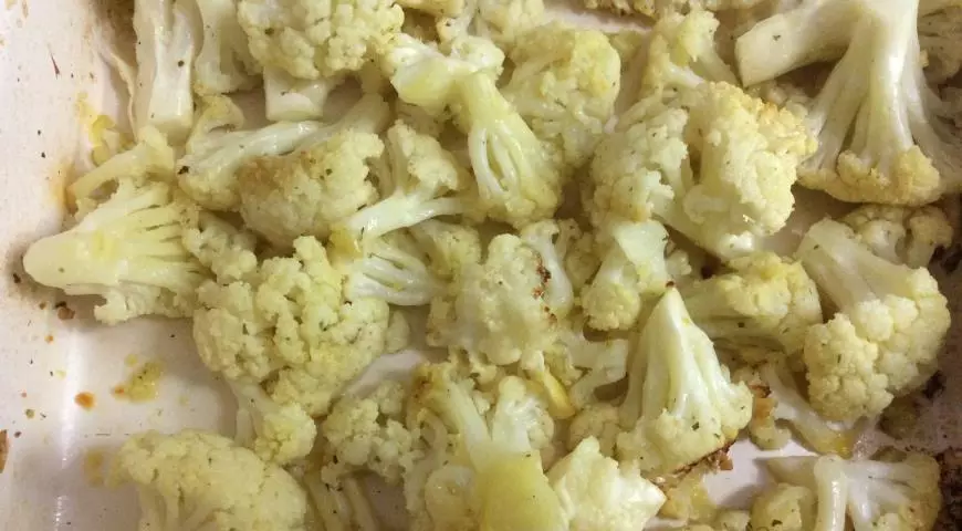 Horneamos coliflor para agregar a los espaguetis en el horno.