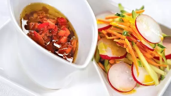 Cenoura marroquina, pepino e salada de rabanete, receita passo a passo com fotos