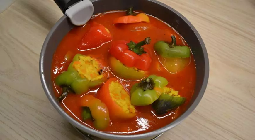 Peppers nhồi trong nước sốt