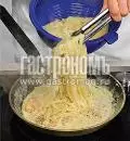 Stock Foto Coking Recept: Noedels mei garnalen yn Cream Sauce, Stap Number 3