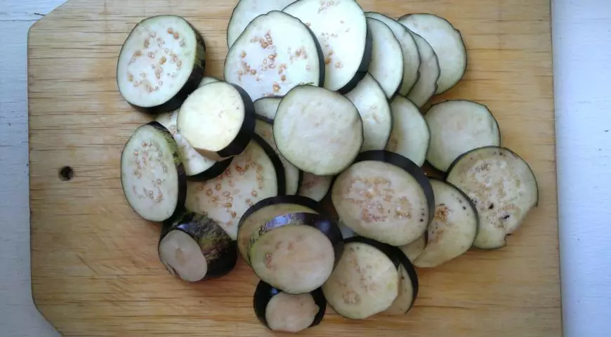 Casserole dari terong dan kentang muda, potong lingkaran yang didukung