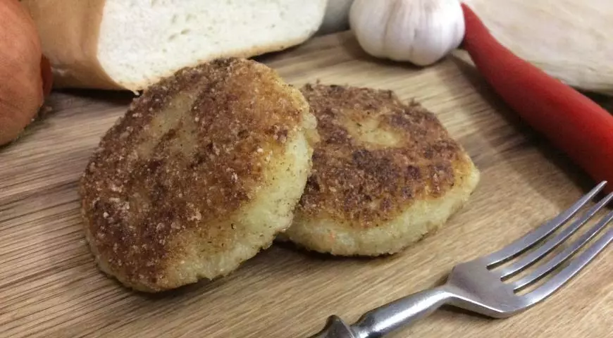 Preparazione delle cotolette del cavolo.