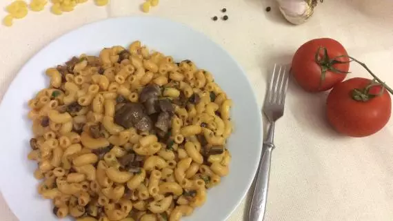 Pasta con salsa di pomodoro-funghi, ricetta passo-passo con le foto