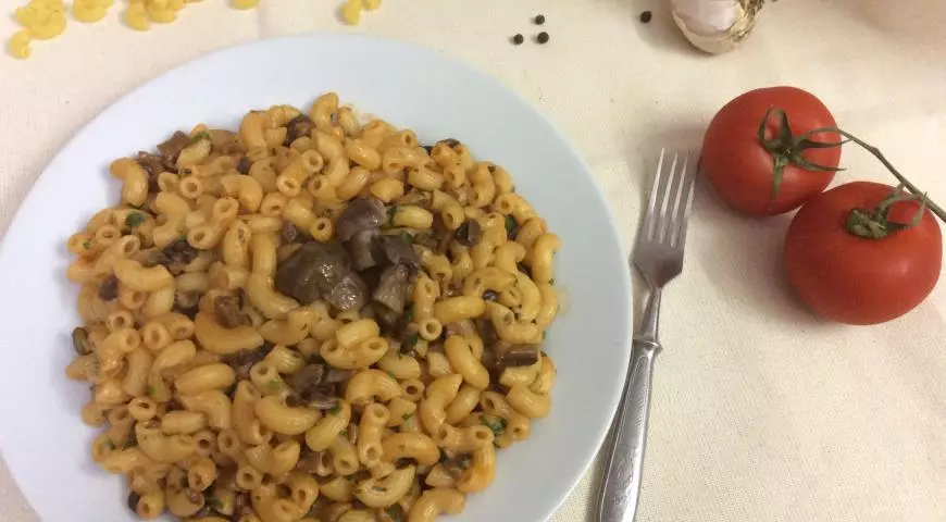 Pasta con salsa de tomate-cogomelos