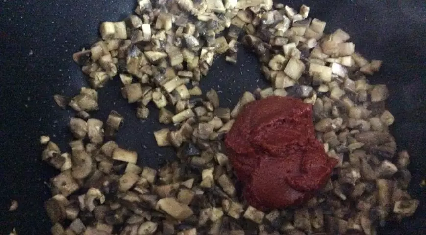 Engade a pasta de tomate a cogumelos