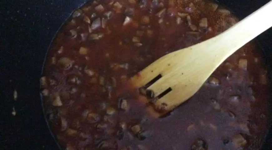 Adicione caldo de cogumelos e carcaça a espessamento