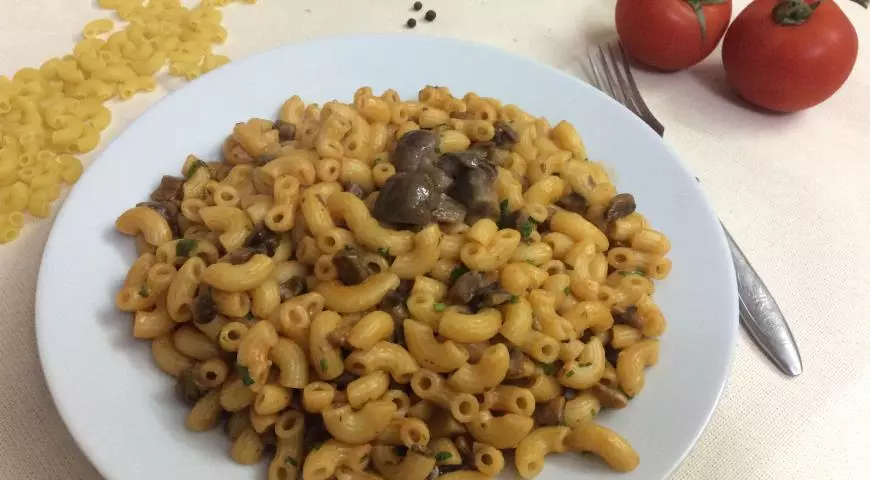 Pasta med tomat-soppsausen er klar for fôr