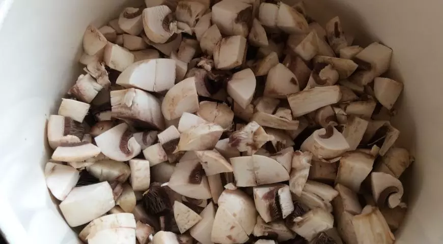 Gupitin ang mga mushroom para sa sopas