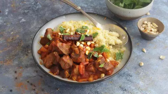 Yagnnyatina, stewelt mat gedréchent Aprikosen, Datumen a Couscous, Schrëtt-Bype Rezept mat Fotoen