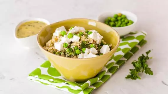 Salada de uma buceta com ervilhas verdes, receita passo-a-passo com fotos