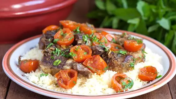 Tagéiert mat Lämmchen an Tomaten, Schrëtt-By-Step Rezept mat Fotoen