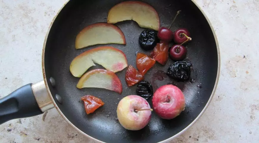 میوه سرخ شده بر روی روغن کرم، سپس پور را بریزید