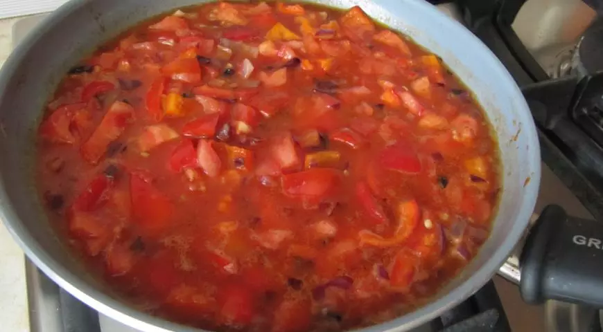 Adicionar aos vegetais suco de tomate e guisado 5 minutos