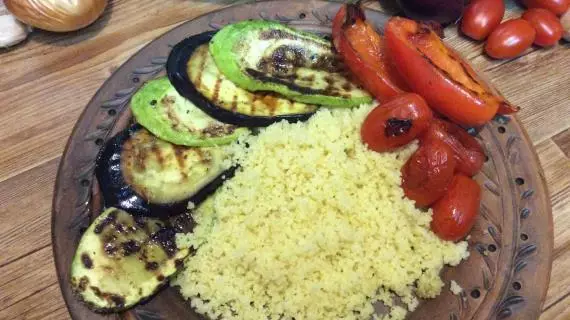 Couscus le glasraí grilled, oideas céim-ar-chéim le grianghraif