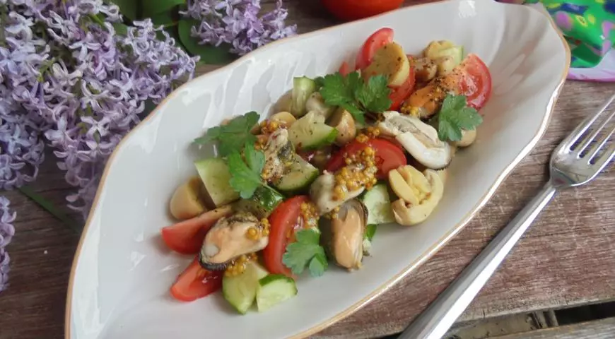 Salad dengan kerang, sayuran dan champignons