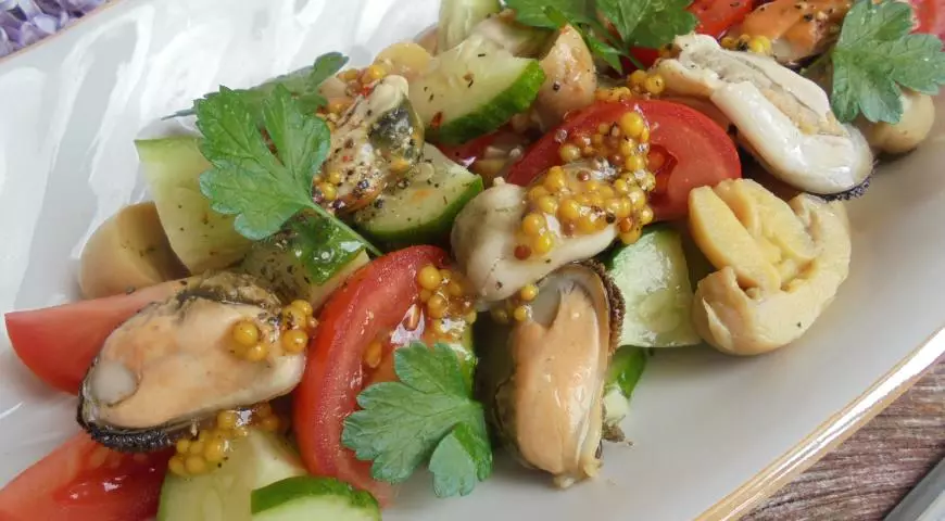 Mempersiapkan salad dengan kerang, sayuran, dan champignons