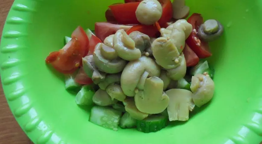 Tambahkan kerang ke salad dan champignons