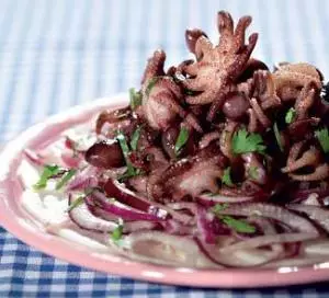 Octopus mat Zwiebelen, Dykon an Zännadzu Sauce, Schrëtt-Bype Rezept mat Fotoen