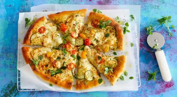 Roman Pizza mat Zucchini an Tomaten, Step-By-By-Rezept mat Fotoen