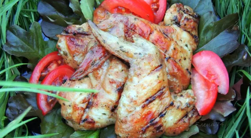 Alitas de pollo en crema agria en la parrilla, receta paso a paso con fotos