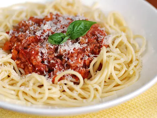 Bologna Ragu rápida con pasta, receta paso a paso con fotos