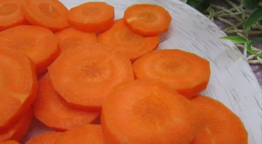 Pabukalan ang tinadtad nga carrot singsing hangtod sa tunga nga andam