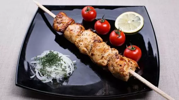 Oideas kebab sicín i marinade gairleoige-oinniún, oideas céim ar chéim le grianghraif