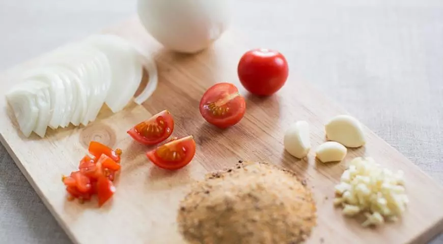 Cortar tomates, cebollas y ajo.