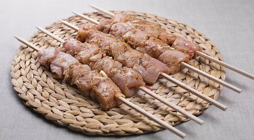 Mamboly kebabs amin'ny skewers